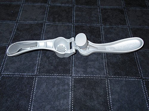 The Pampered Chef New Improved Garlic Press | Spice Grinder | all ...